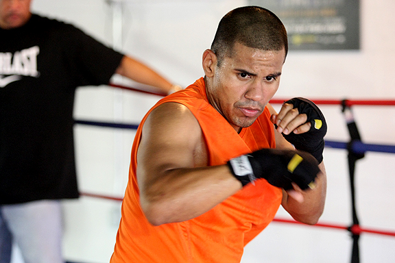 Photos: Juan Diaz & Rocky Juarez Dallas Media Workout | MyBoxingFans ...